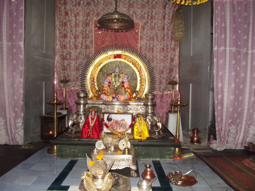 बर्फबारी के बाद नारायण आश्रम की तस्वीरें - Kafal Tree