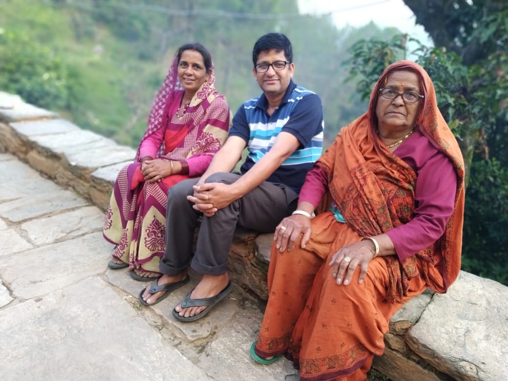 यूट्यूब स्टार पवन की पहाड़ी बाखली में मिलता है परम्परा और आधुनिकता का मेल